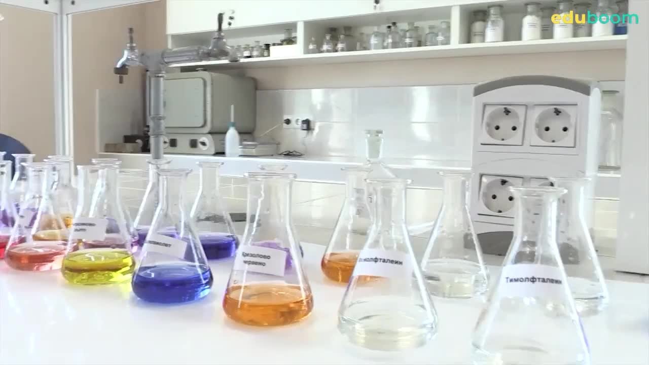 Cambiamento di colore degli indicatori acido-base. Scienze naturali ...